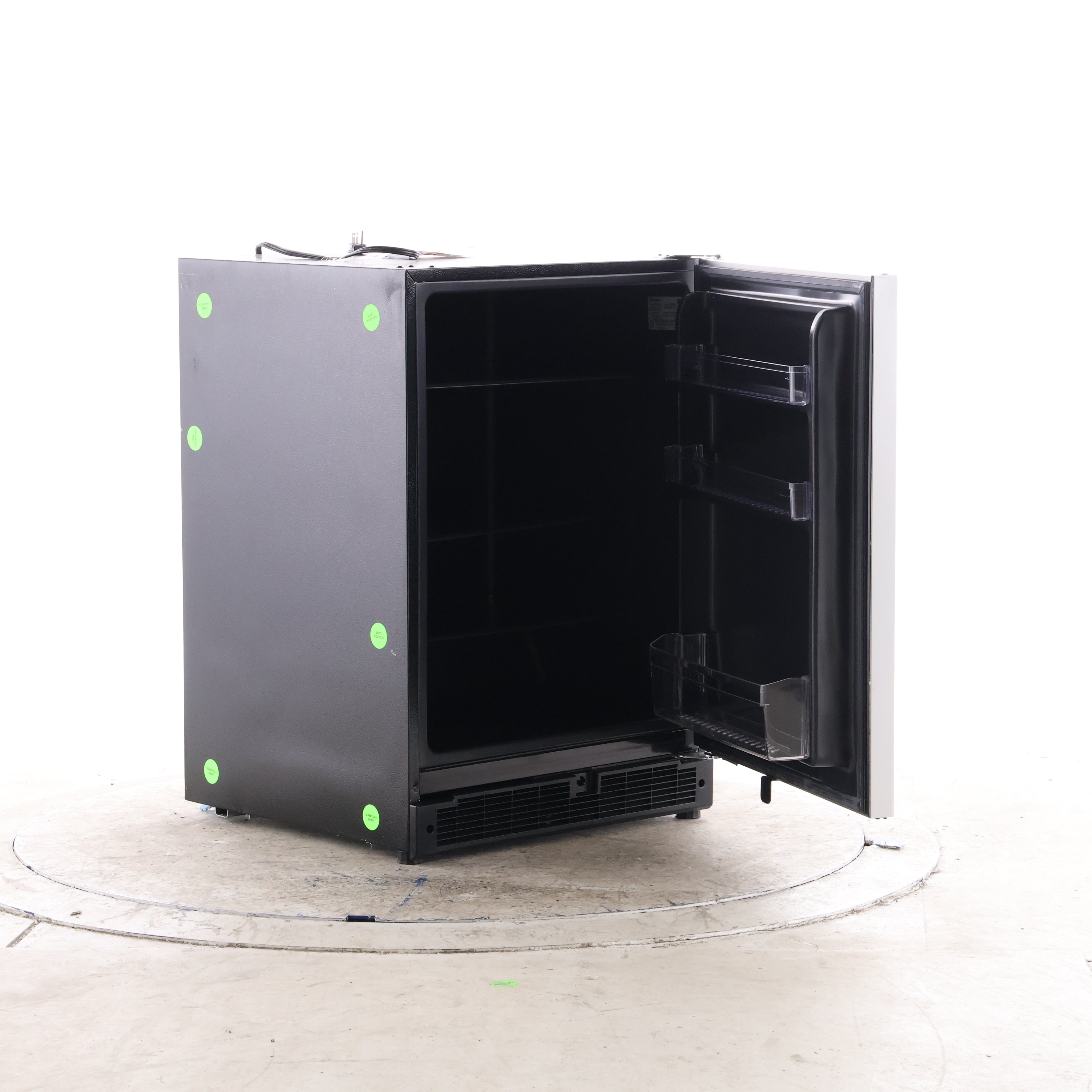 Whirlpool WUR50X24HZ 24 in Undercounter Refrigerator 5.1 cu ft – SecondShop